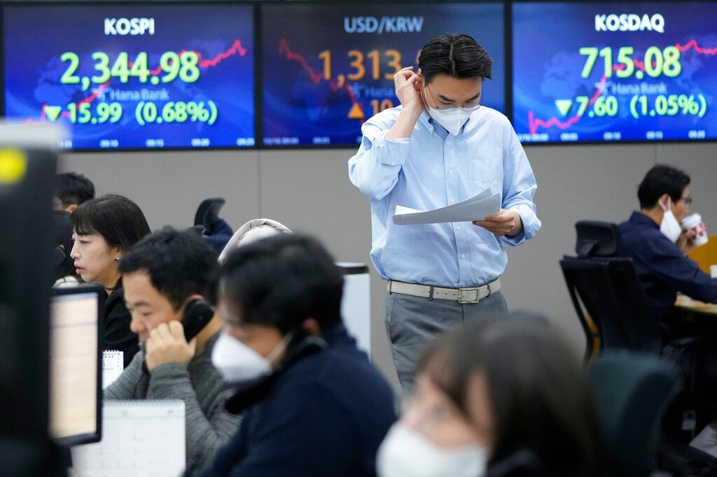 Stocks fall in Asia after US shares close lower