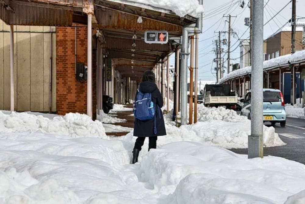 Severe winter weather sweeps across US, disrupts holiday travels